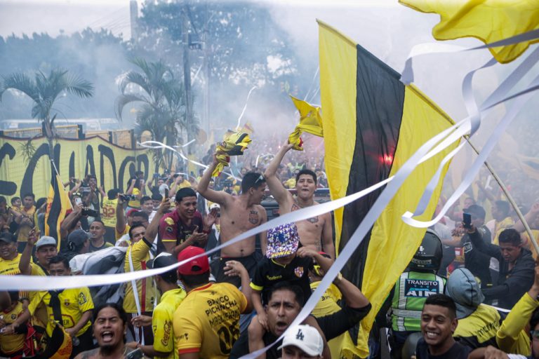 El banderazo de la hinchada de BSC en Guayaquil – El blog de mi fútbol ...