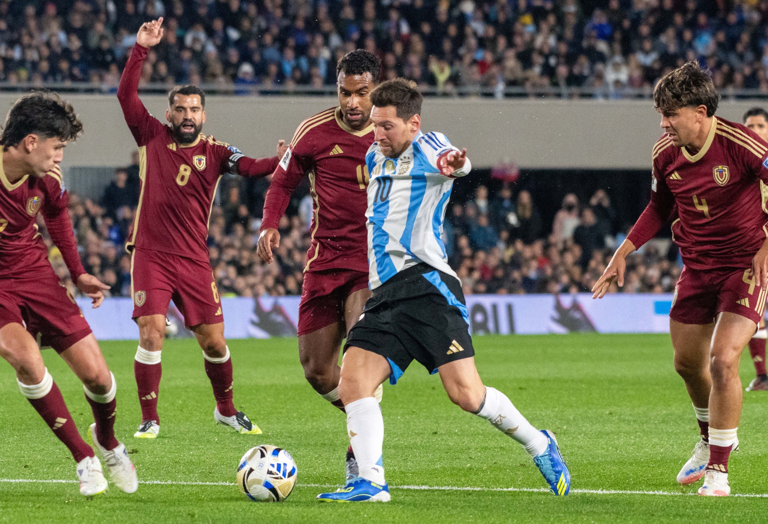Messi le cumple a su leyenda y Argentina golea a una Venezuela se ...